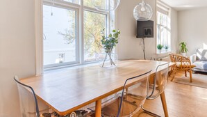 Apartamento, 2 quartos | Refeições no quarto