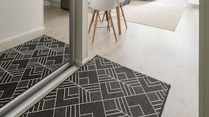 Um espaço de estar moderno e aberto, com cozinha, área de jantar e quarto.