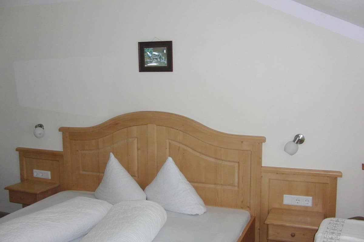 Quarto Duplo Básico, no edifício anexo | 1 quarto, camas desdobráveis, Wi-fi grátis, roupa de cama fornecida