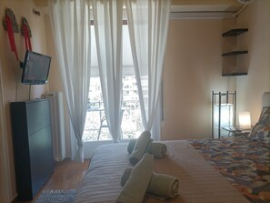 Apartamento, 1 quarto | 1 quarto, secretária, secretária adequada para computadores portáteis 