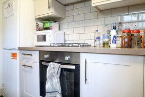 Apartamento | Cozinha privada | Geladeira grande, micro-ondas, fogão, cooktop