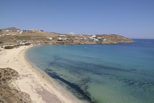 Perto da praia, espreguiçadeiras, guarda-sóis 