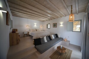 Suíte superior, banheira de hidromassagem, vista para o mar | Cofres nos quartos, individualmente decorados