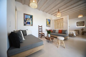 Master Suite with Plunge Pool | Cofres nos quartos, individualmente decorados