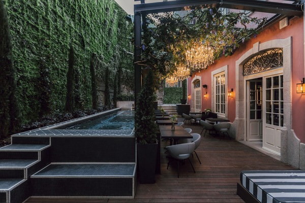Piscina externa, guarda-sóis, espreguiçadeiras