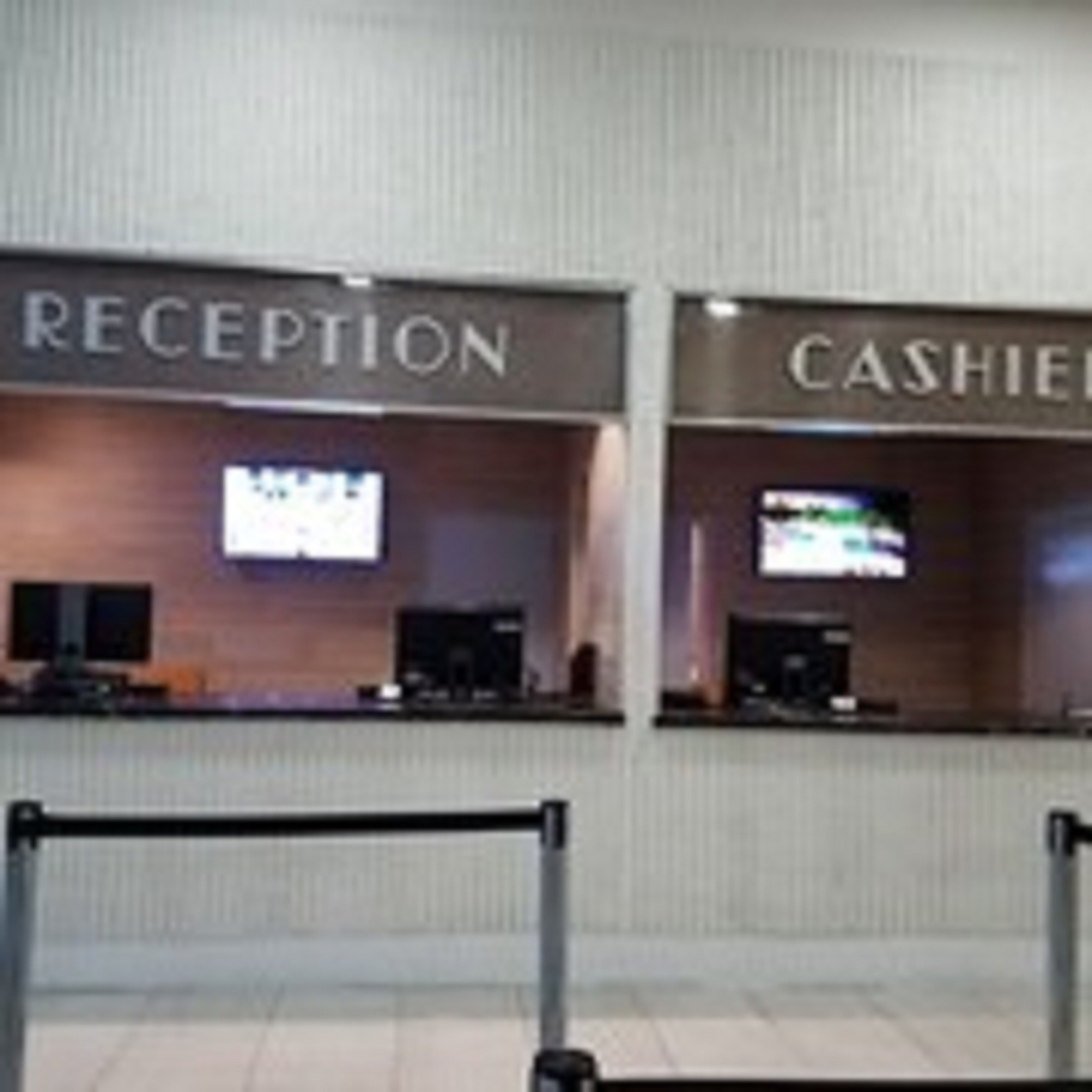 Uma área de recepção com balcão e caixa registradora.