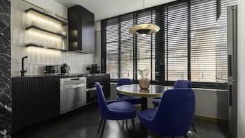 Apartamento superior, 2 quartos | Cozinha privada | Cadeirão de bebê