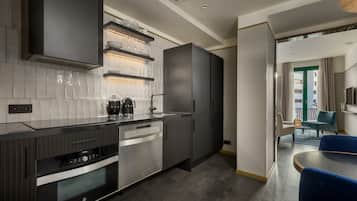 Apartamento superior, 2 quartos, terraço | Cozinha privada | Cadeirão de bebê