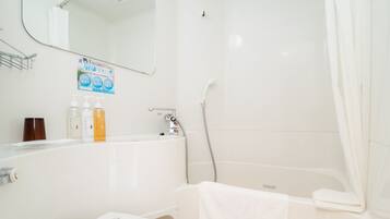 Uma combinação polibã/banheira, artigos de higiene pessoal grátis