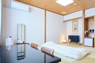 Japanese-style room | Edredons de pluma, Wi-Fi de cortesia, roupa de cama