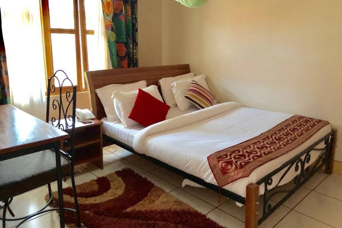 Quarto Duplo, 1 cama de casal | Secretária, cortinas/cortinados opacos, Wi-fi grátis