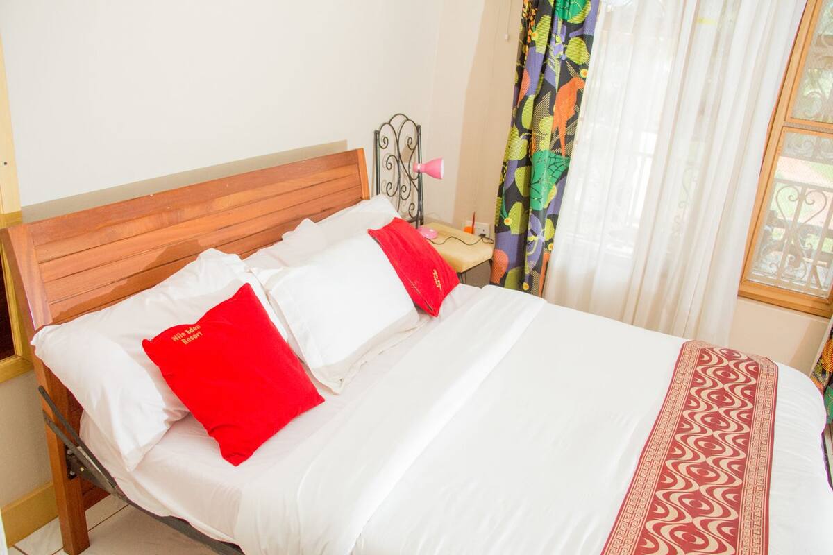 Quarto Duplo Deluxe, 1 cama de casal, pátio, vista para o jardim | Secretária, cortinas/cortinados opacos, Wi-fi grátis