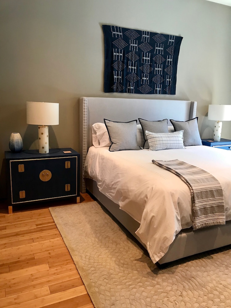 Downtown Mainstreet Penthouse 1br Five Star Rental With Parking Overlooking Main - Durango, CO