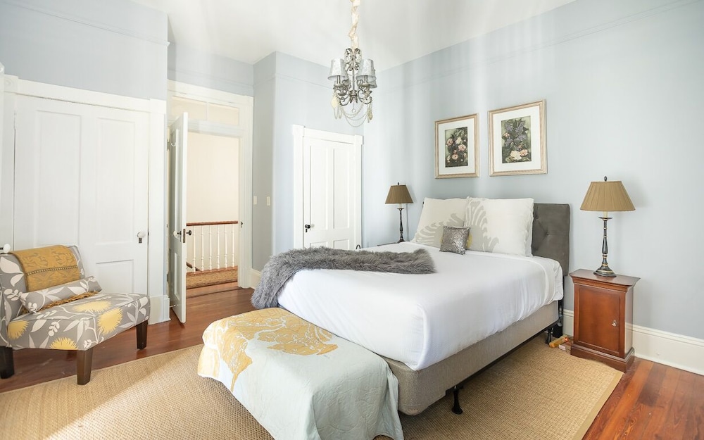 Bright, Historic Row Home Minutes From Forsyth By Lucky Savannah - Savannah, GA