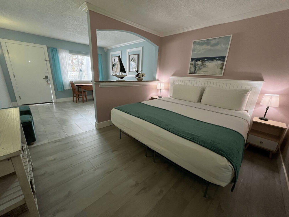 Pelican Pointe 413:walk To Beach~pool~free Parking - Clearwater, FL