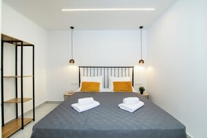 Apartamento, 1 cama queen-size e sofá-cama, pátio | 2 quartos, ferro/tábua de engomar, berços/camas para crianças grátis 