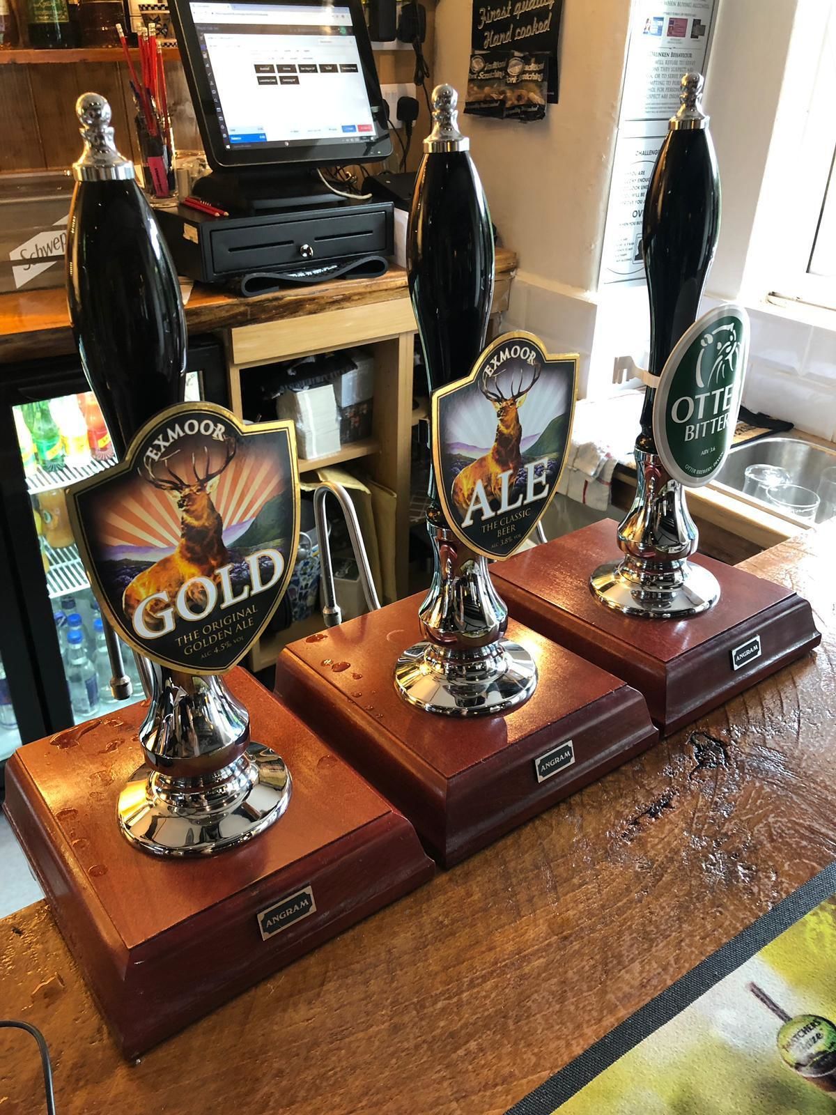 Uma área de bar com três torneiras identificadas como 'GOLD', 'ALE' e 'OTTE BITTER'.
