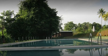 2 piscinas exteriores