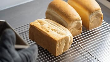 Duas pães sobre uma grade de arame.