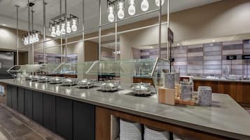 Café da manhã com buffet grátis todos os dias