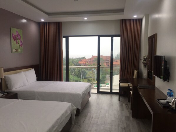 Quarto luxo, 2 camas de casal | Frigobar, escrivaninha, Wi-Fi de cortesia, roupa de cama