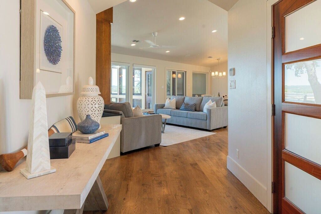 Renovated Lakeside Home With Pool, Chefs Kitchen & Access To Austins Culture - Leander, TX