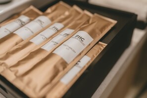 Uma gaveta com vários kits de escova de dentes identificados como 'PHC'.