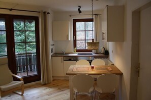 Apartamento, 1 quarto, varanda (Waldblick) | Cozinha privada | Um frigorífico/congelador grande, um forno, uma placa de cozinha 