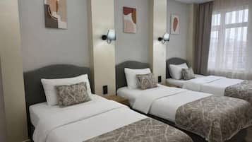 Quarto triplo standard | Roupas de cama antialérgicas, cofres nos quartos, escrivaninha