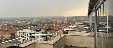 Um edifício alto com vista para o horizonte urbano, incluindo uma mesquita e edifícios residenciais.