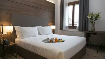 Quarto casal clássico, 1 cama Queen | Frigobar, cofres nos quartos, escrivaninha, berços (sobretaxa)