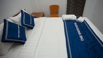 Quarto casal standard | Roupas de cama antialérgicas, frigobar, cortinas blackout