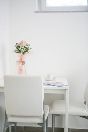 Estúdio | Opções para refeição no quarto