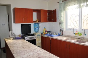 Casa de Campo, 3 quartos | Cozinha privada | Um frigorífico, um micro-ondas, um forno, uma placa de cozinha