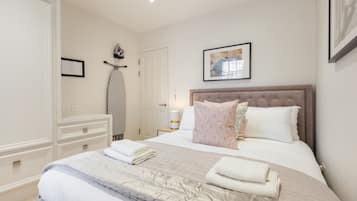 Cofre no quarto, com decoração personalizada