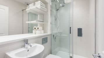 Apartamento Deluxe, 1 quarto | Casa de banho | Artigos de higiene pessoal grátis, um secador de cabelo