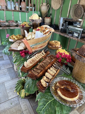 Café da manhã com buffet todos os dias mediante uma taxa
