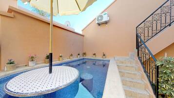 Piscina exterior, espreguiçadeiras