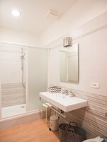 Quarto Triplo (Juliette) | Casa de banho | Um polibã, um chuveiro fixo, artigos de higiene pessoal grátis