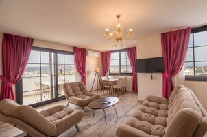 Suite-Estúdio Superior, 1 cama king-size, vista para o mar | Roupa de alta qualidade, minibar, cortinas/cortinados opacos