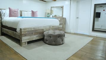 Quarto Júnior, 1 cama king-size | Minibar, cofre no quarto, com decoração personalizada