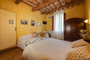 Quarto, banheira de hidromassagem | 1 quarto, secretária, quartos insonorizados, roupa de cama fornecida 