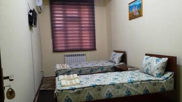 Cortinas/cortinados opacos, Wi-fi grátis, roupa de cama fornecida