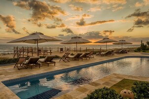 2 piscinas externas, guarda-sóis, espreguiçadeiras