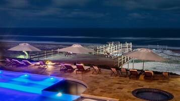 2 piscinas exteriores, guarda-sóis, espreguiçadeiras