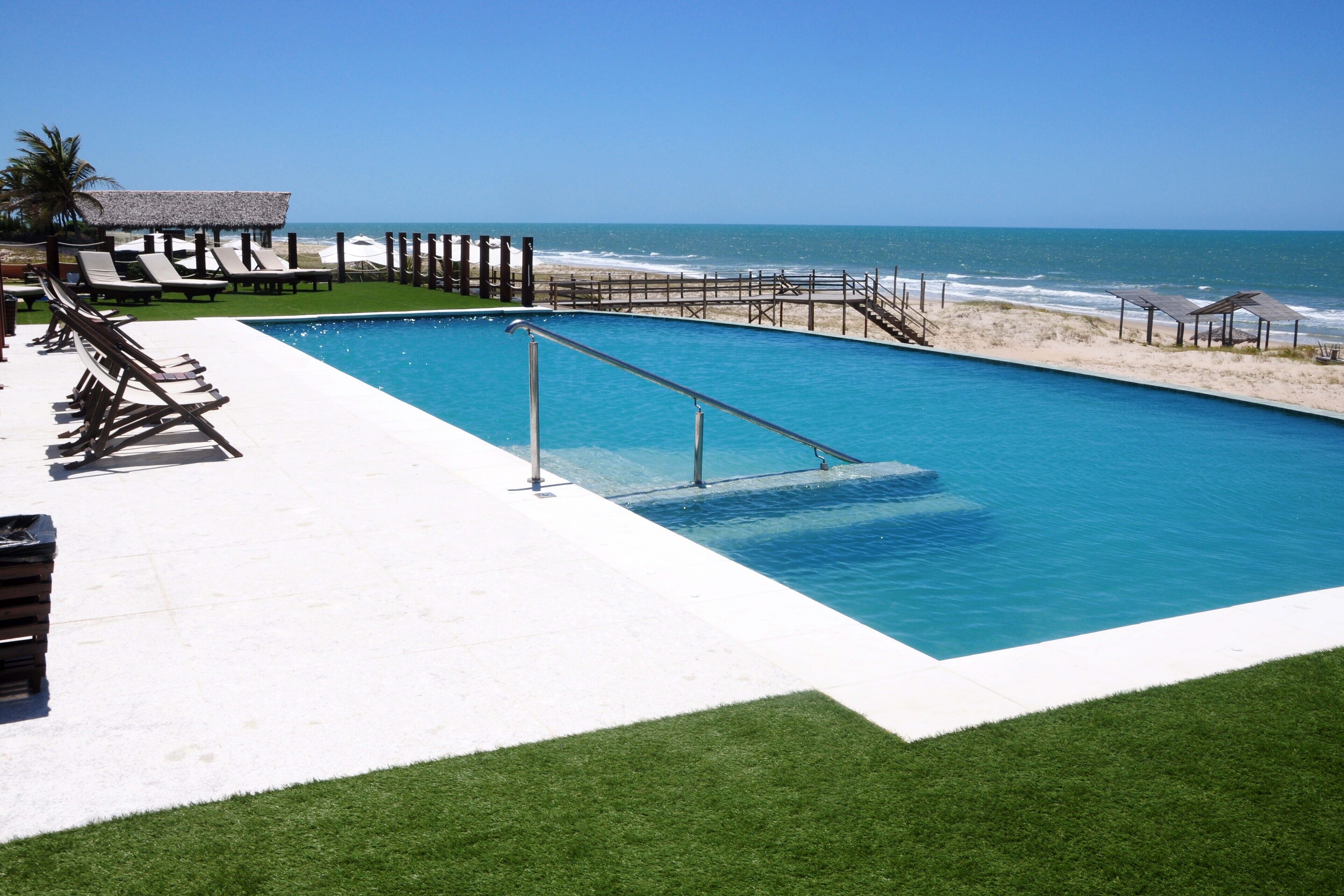 2 piscinas exteriores, guarda-sóis, espreguiçadeiras 