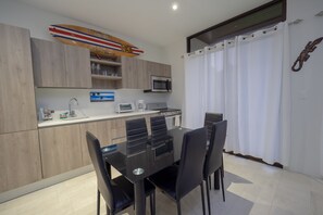 Condo superluxo, vista para a montanha | Cozinha privada | Geladeira, micro-ondas, fogão, cooktop