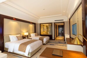 Quarto luxo, 2 camas de solteiro, vista para o lago | Frigobar, cofres nos quartos, escrivaninha