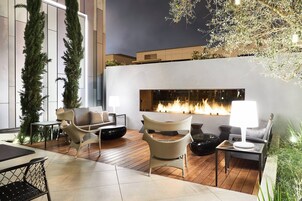 2 bares/lounges, 10 bares na praia 