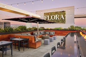 2 bares/lounges, 10 bares na praia 